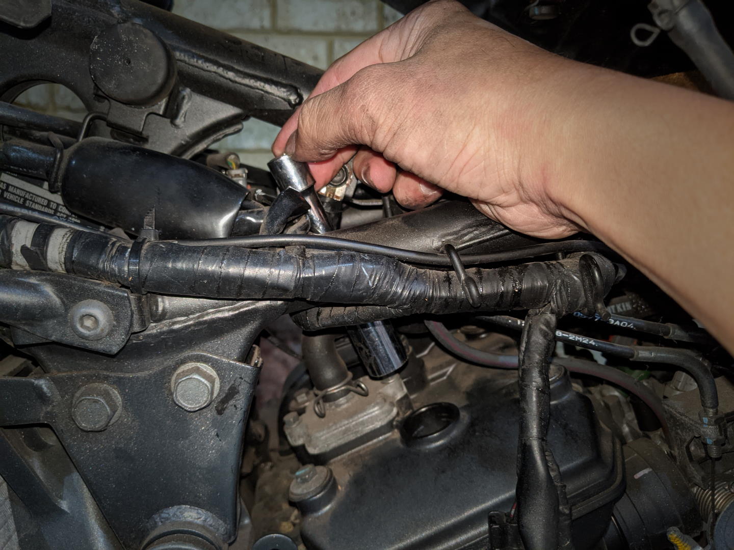 Kawasaki Ninja 300: Change Spark Plugs Easily | torsive