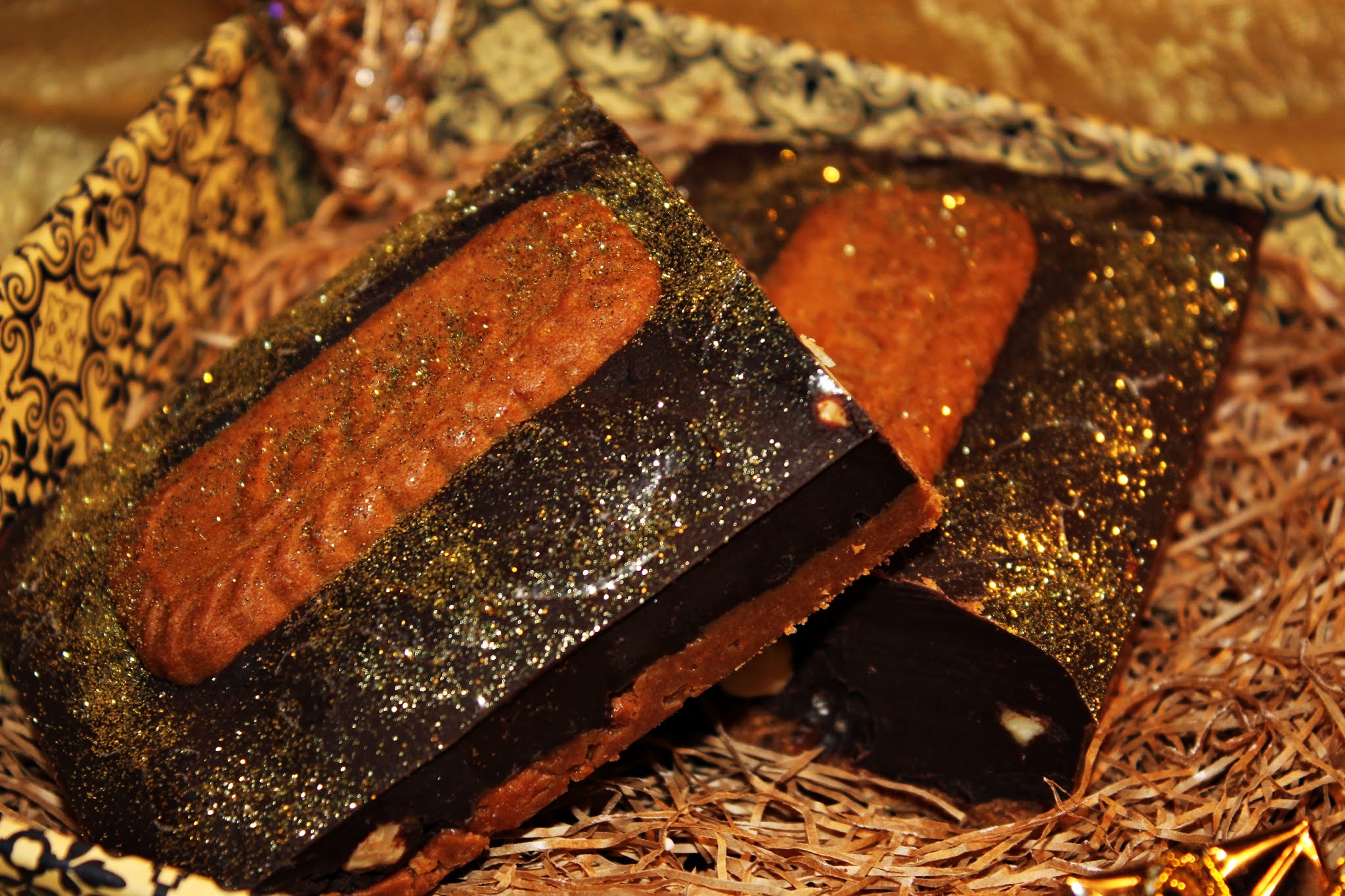 TURRÓN DE CHOCOLATE NEGRO Y DULCE DE LECHE CON GALLETAS LOTUS Y AVELLANAS