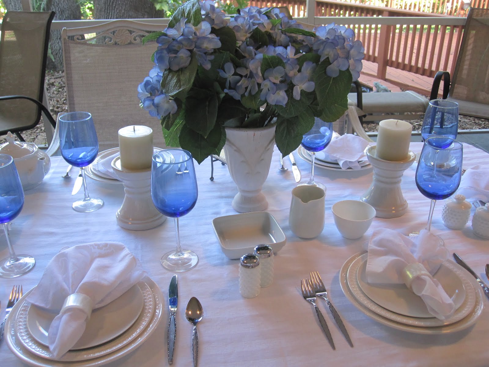 Just a Little Southern Hospitality: Dinner in White.......