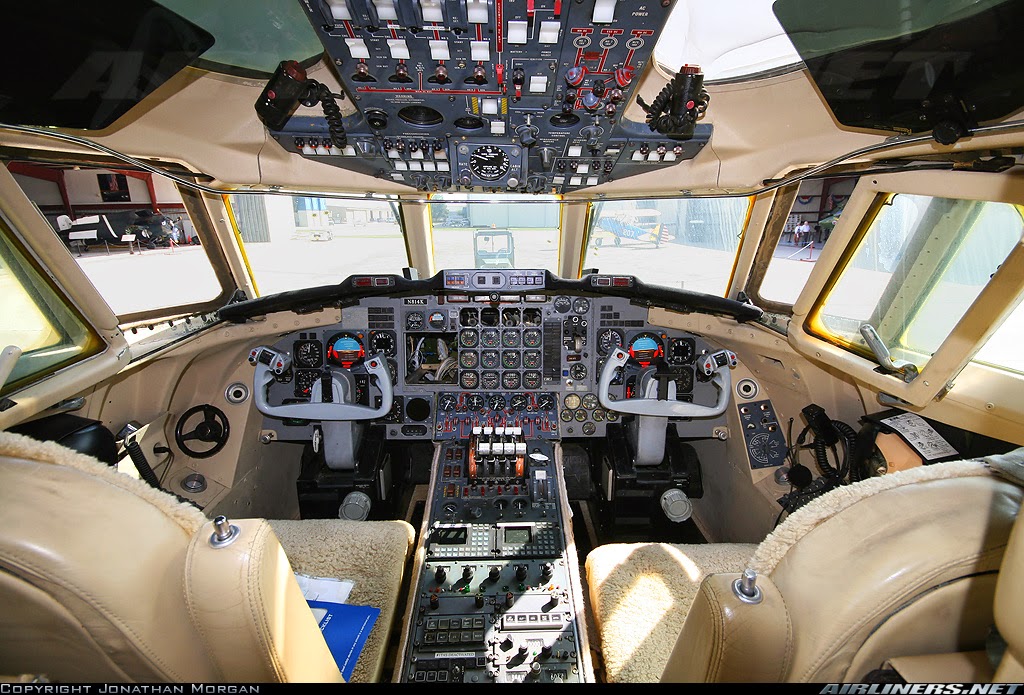 AIRPLANE SCALE MODELKIT: LOCKHEED C-140 Jet Star