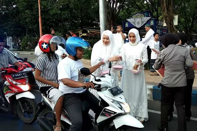 Bulan penuh berkah, Polwan dan Bhayangkari bagikan takjil di jalan