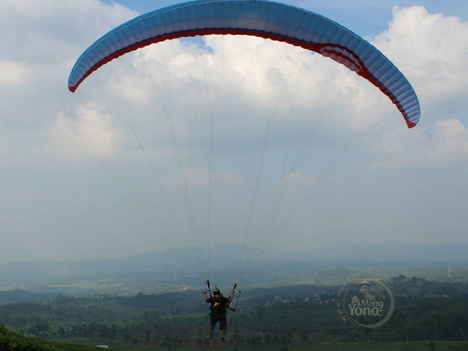 Ingin terbang?. Wujudkan di Bukit Santiong Paralayang dan Paramotor ...
