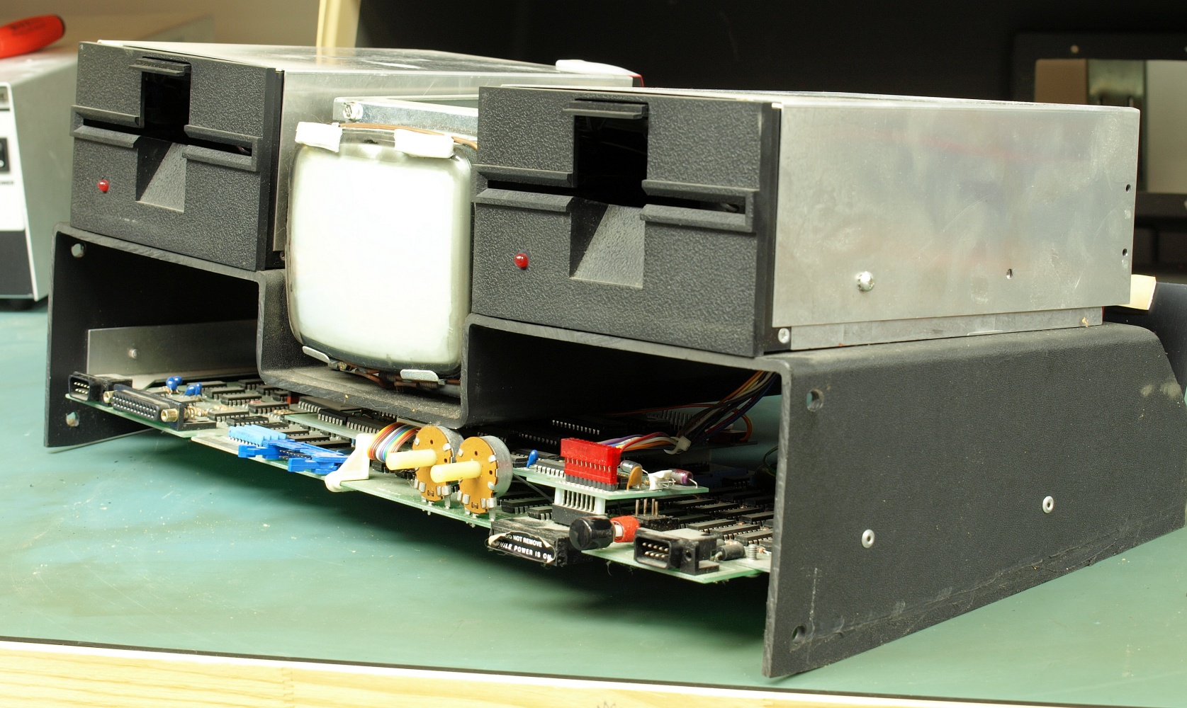 Retromobe - retro mobile phones and other gadgets: Osborne 1 (1981)