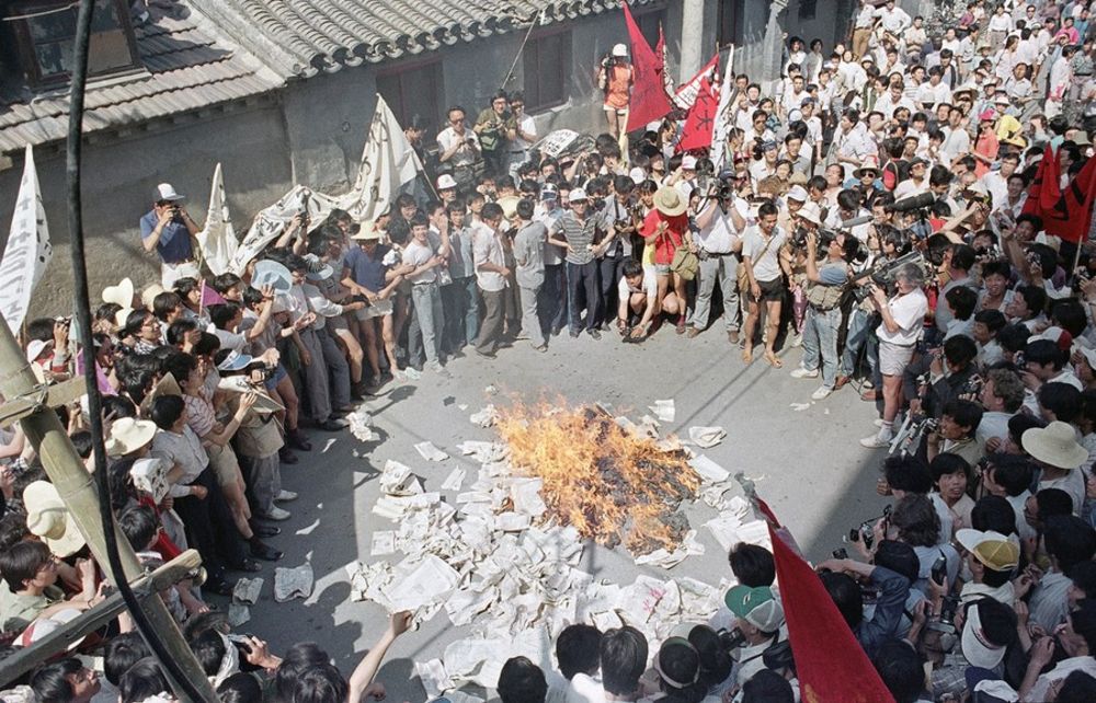 40 Amazing Photos From The 1989 Tiananmen Square Protests Vintage Everyday 40-amazing-photos-from-the-1989-tiananmen-square-protests-vintage-everyday