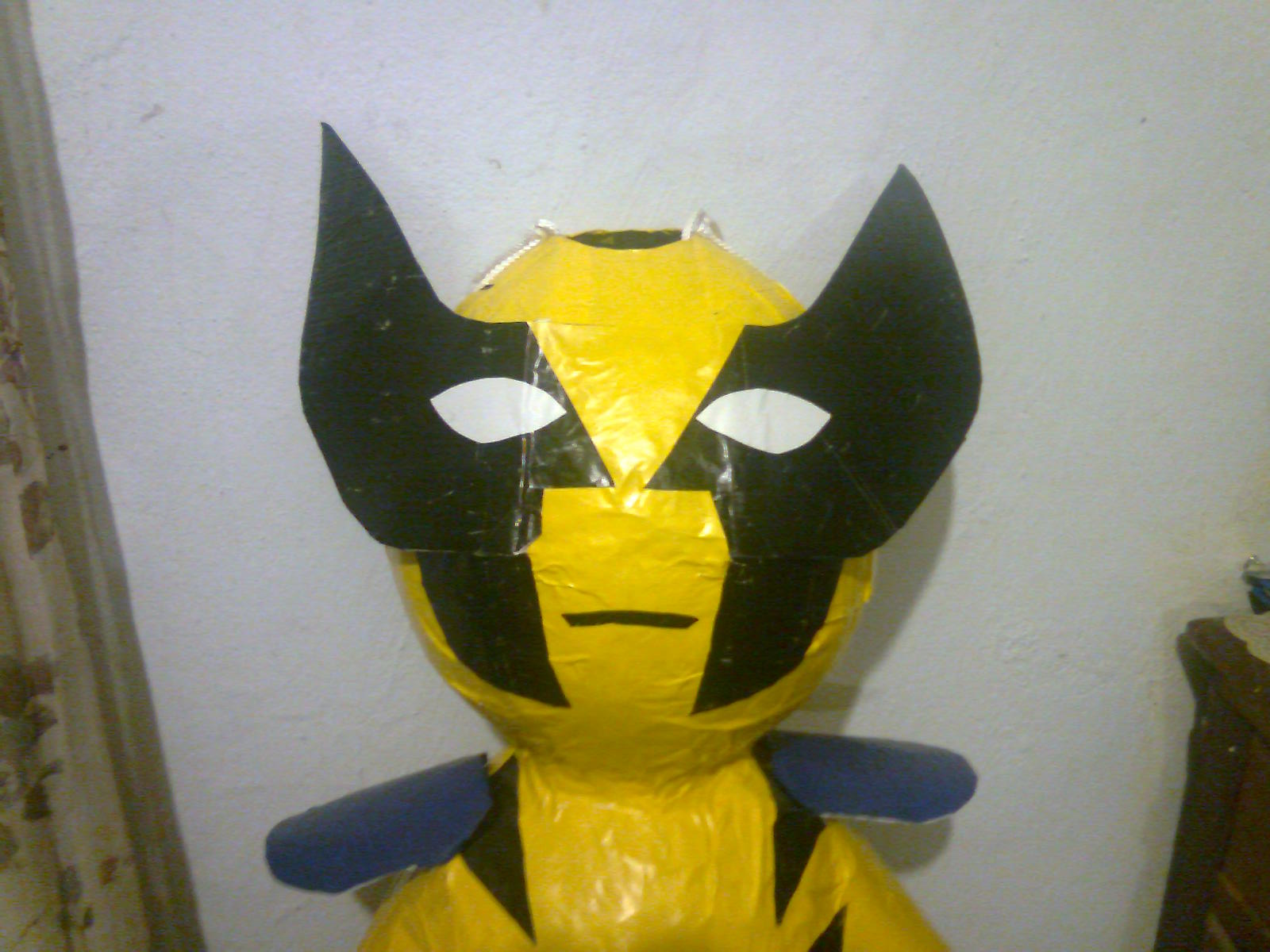 Estantes... Tienda de Manualidades: Piñata Wolverine
