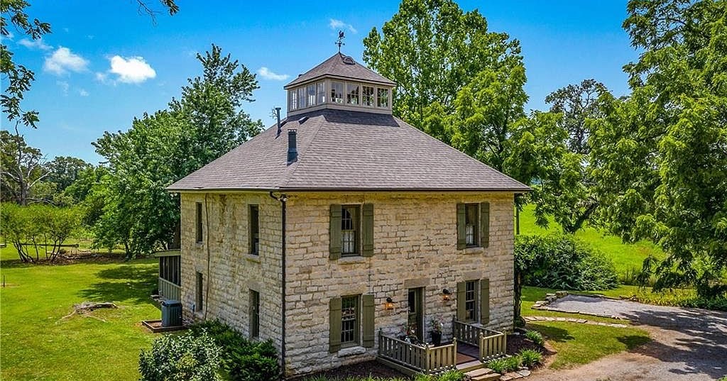Sweet House Dreams: 1878 Limestone Farmhouse in Berryville, Arkansas