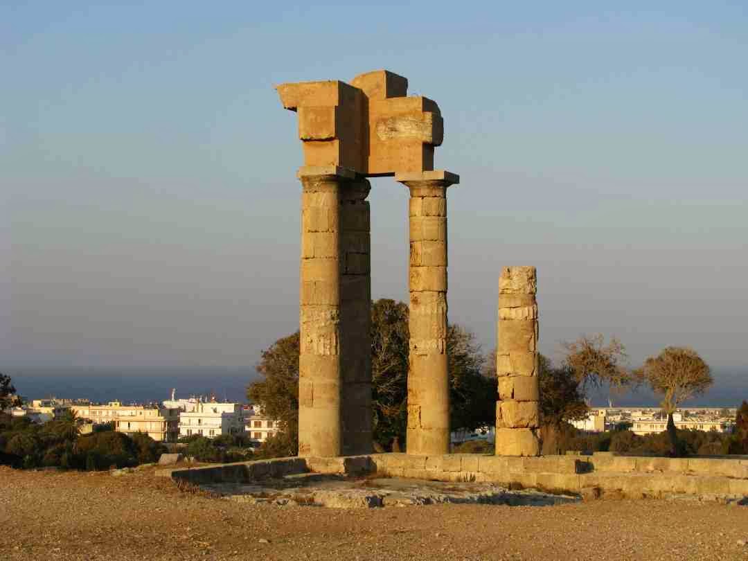 Ο ΝΑΟΣ ΤΟΥ ΠΥΘΙΟΥ ΑΠΟΛΛΩΝΑ ΣΤΗΝ ΡΟΔΟ ΑΠΟ ΚΟΝΤΑ - ΚΑΙ Η ΩΜΗ ...