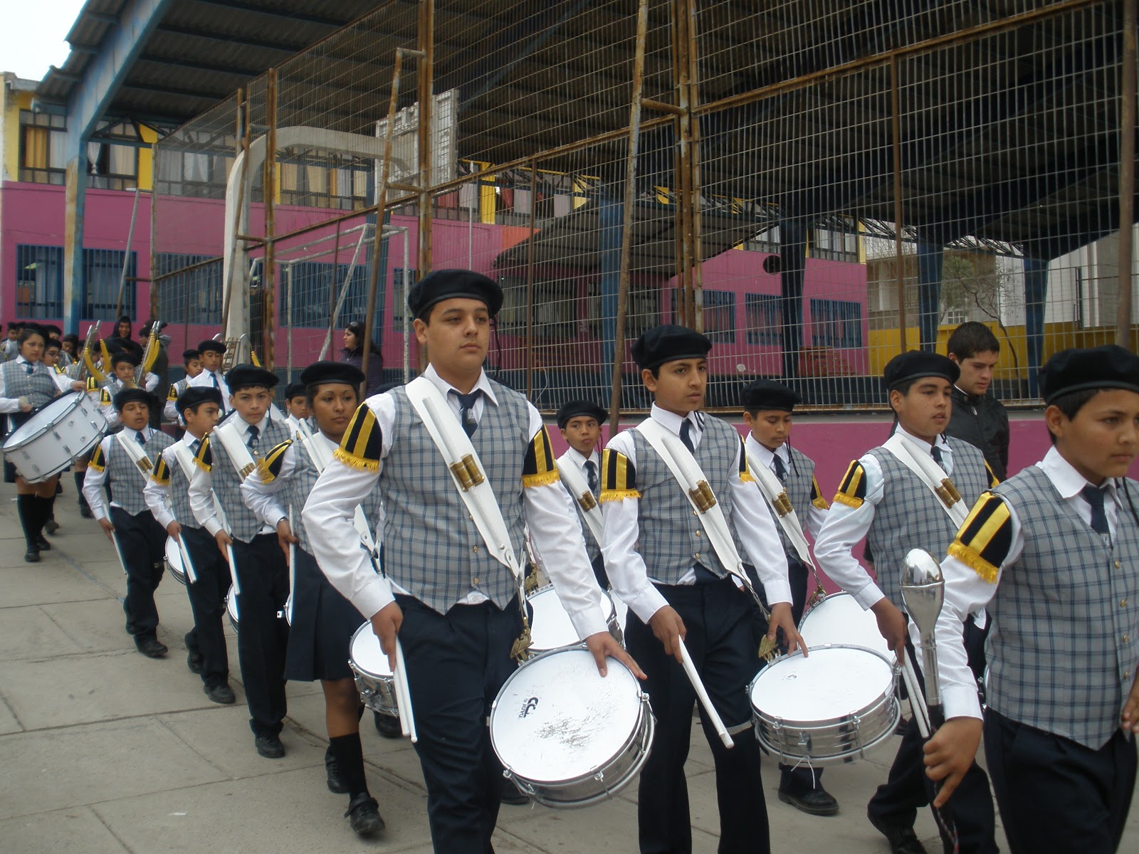 ESCUELA JOSÉ MANSO DE VELASCO: BANDA ESCOLAR EN DESFILE PATRIO 2012