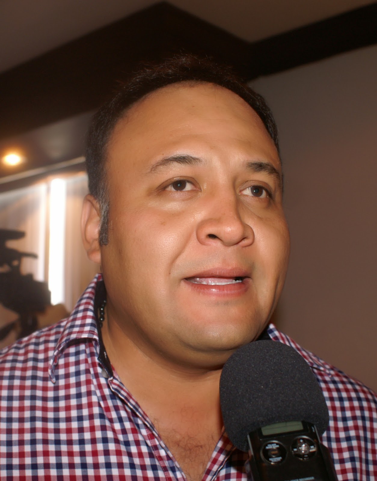 Temas y sucesos // Diálogos : DIALOGOS DE POLITICA