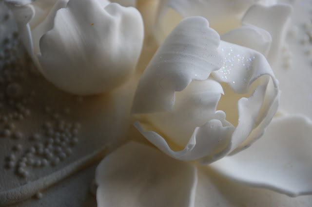 Det Lille Bakeriet: Roses are red, violets are blue, marzipan is white ...