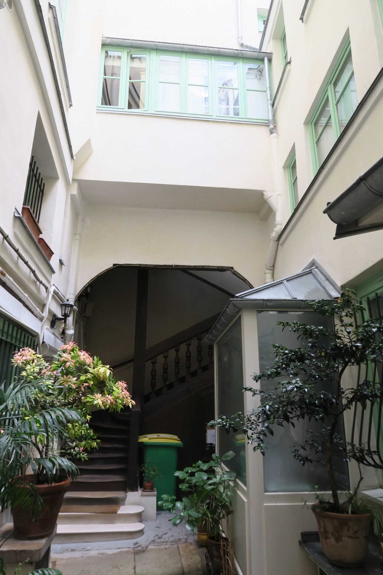 Paris-bise-art : Une courette rue de Sévigné (sans marquise).