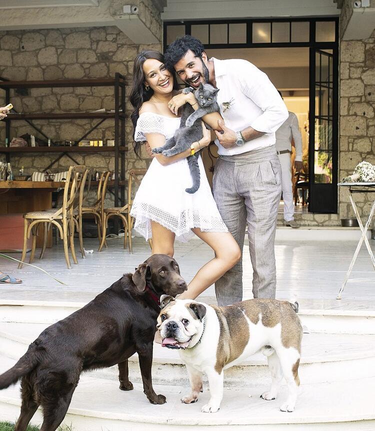 In white, in a swimming pool and without his family: Baris Arduc, Ömer ...