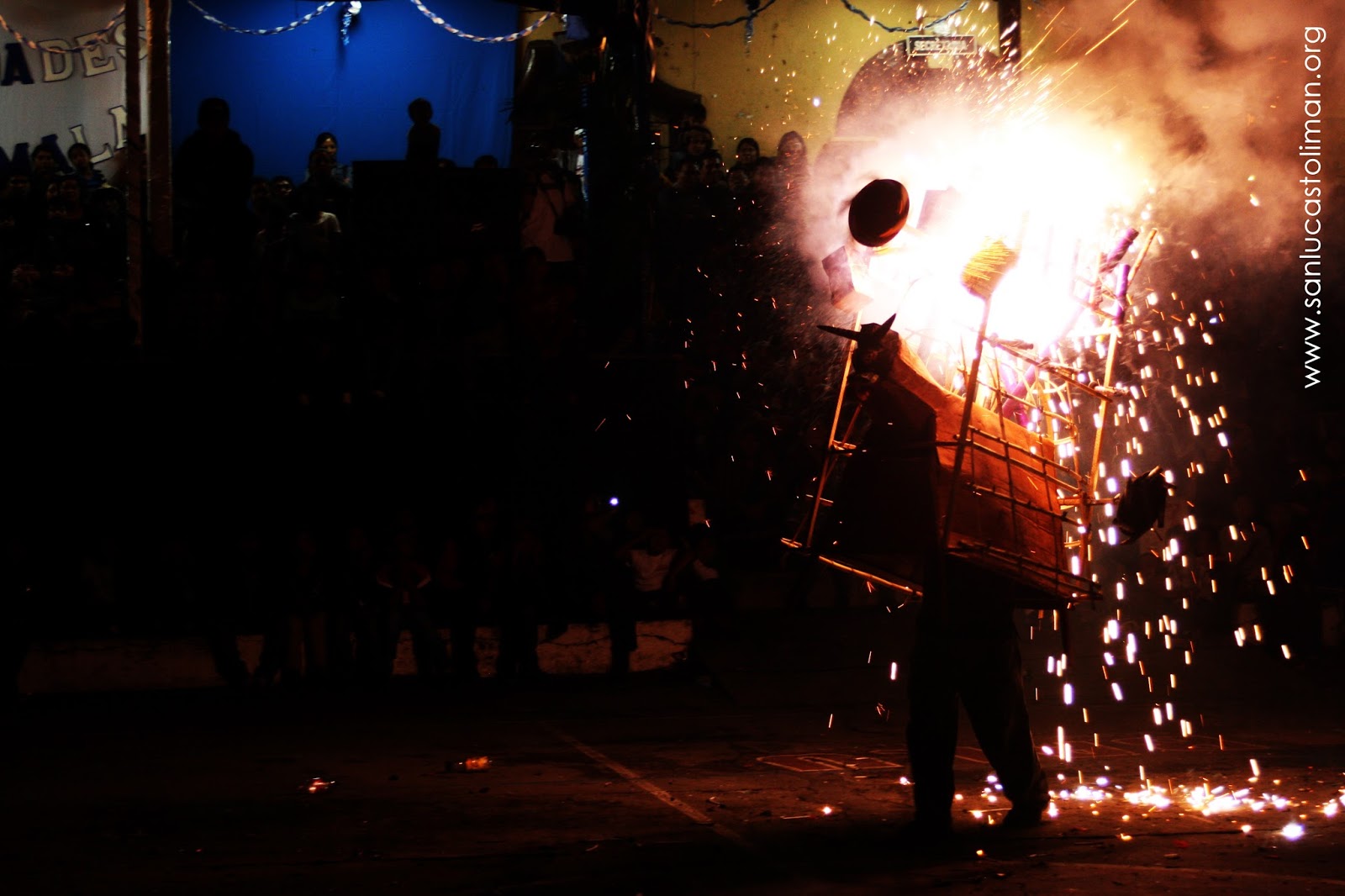 LA QUEMA DEL TORITO ~ PUEBLO CLICK