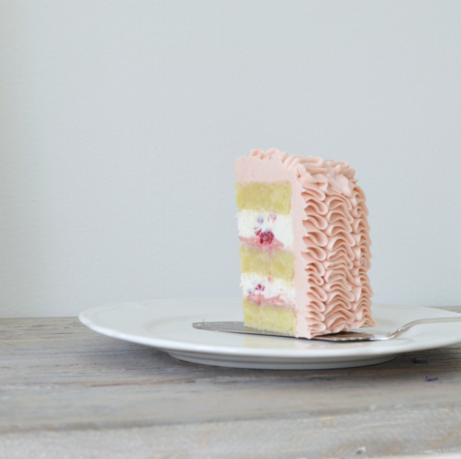 Louise´s Spis: Raspberry and Lemon Ruffle Cake (Hallon- och Citrontårta)