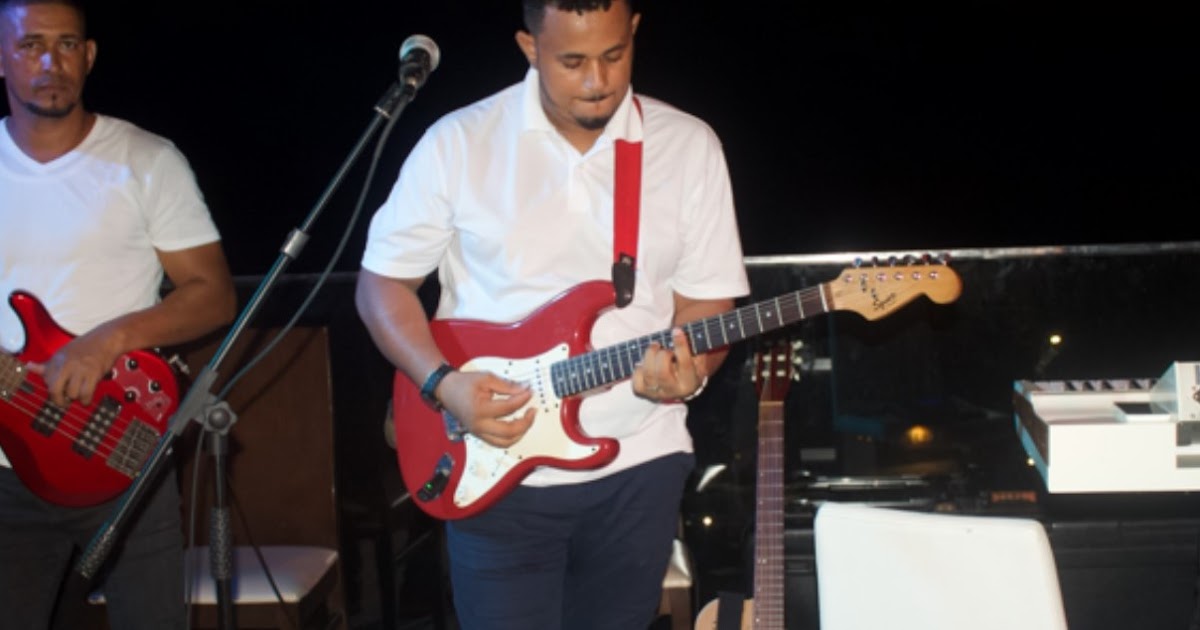 Praia de Bote: [5639] "Triu di Fogo", a banda da ilha de bulcón