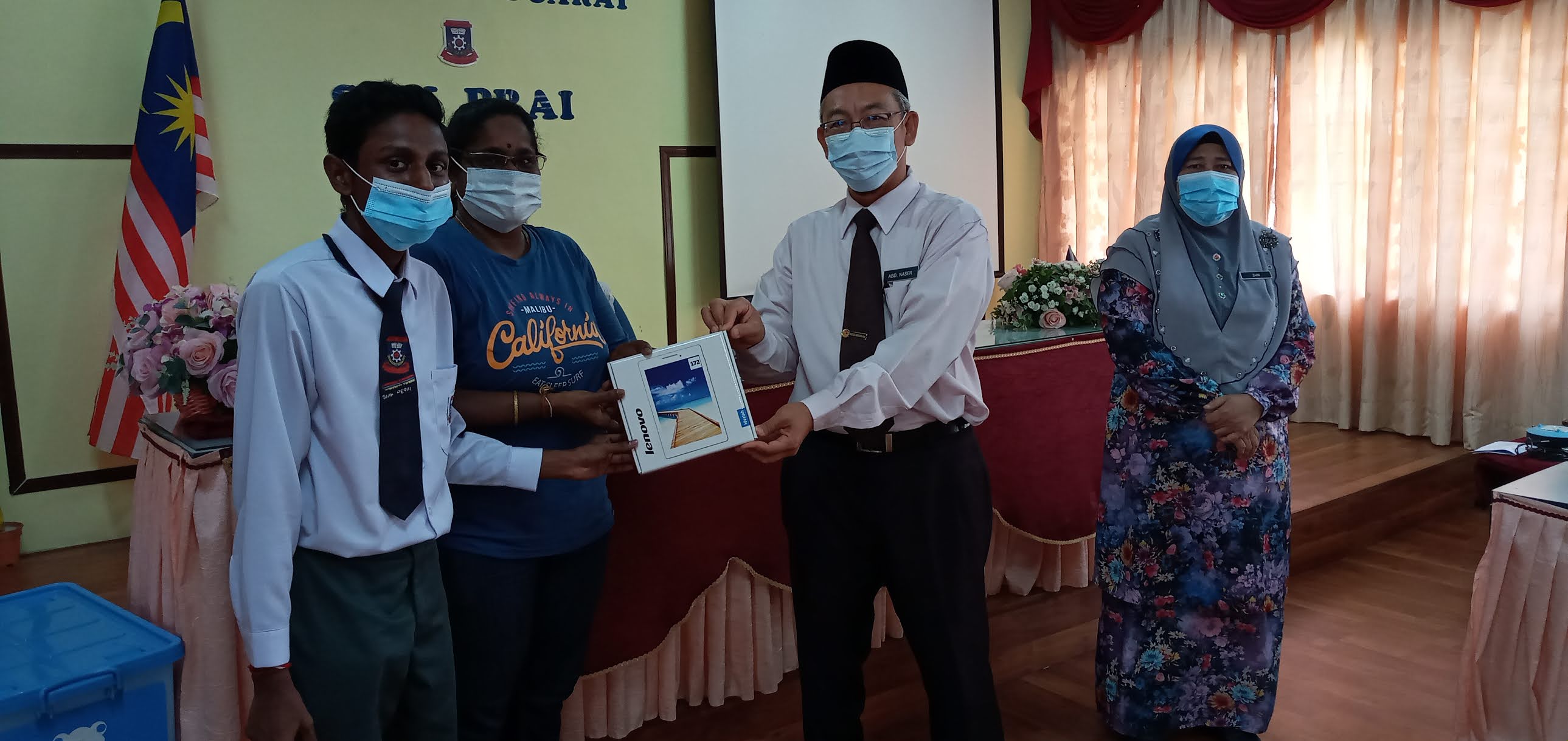 LAMAN BLOG SMK PRAI - PEA 0001: MAJLIS PENYERAHAN TABLET empowerNCER ...