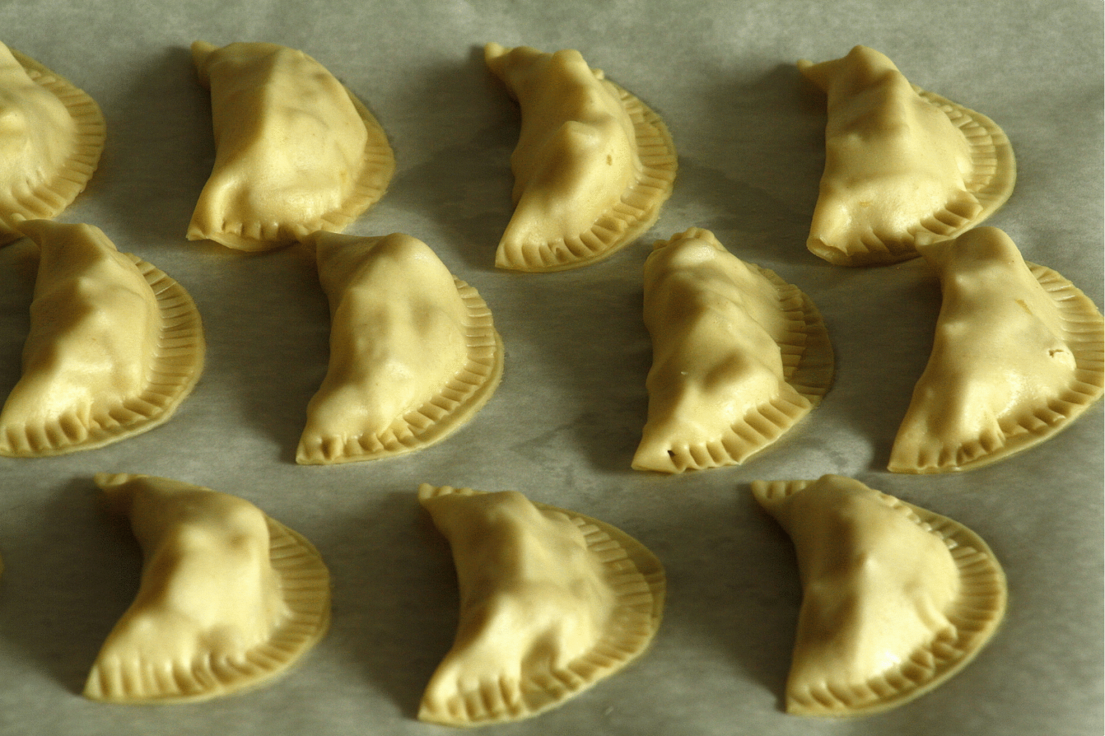 BAKER-ish: Crestes de poma i formatge manxec amb crema de botifarró