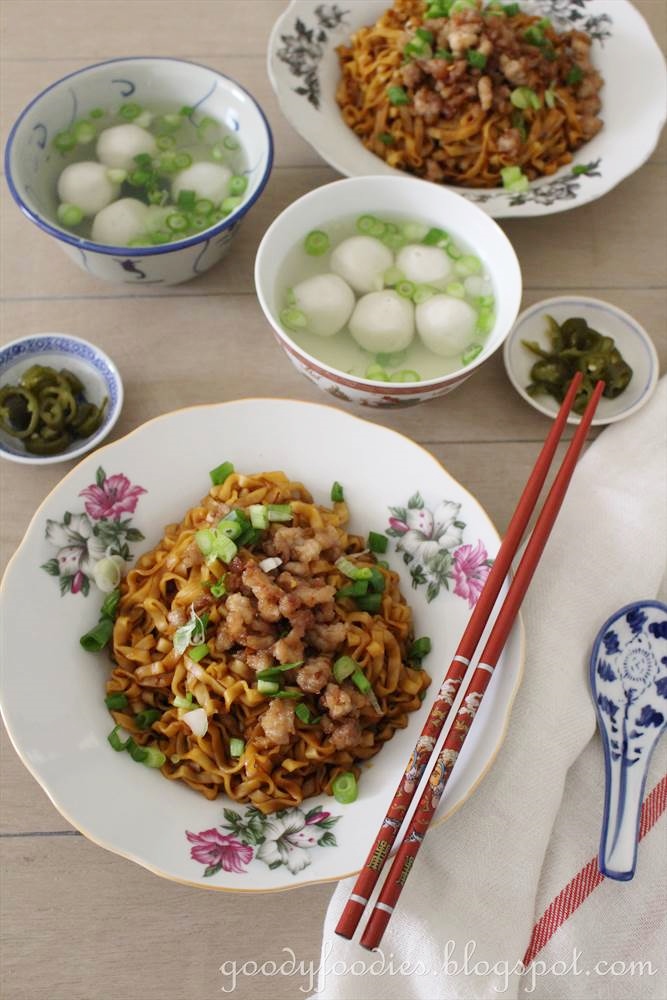 GoodyFoodies: Recipe: Dry Minced Pork Noodle with Fishballs
