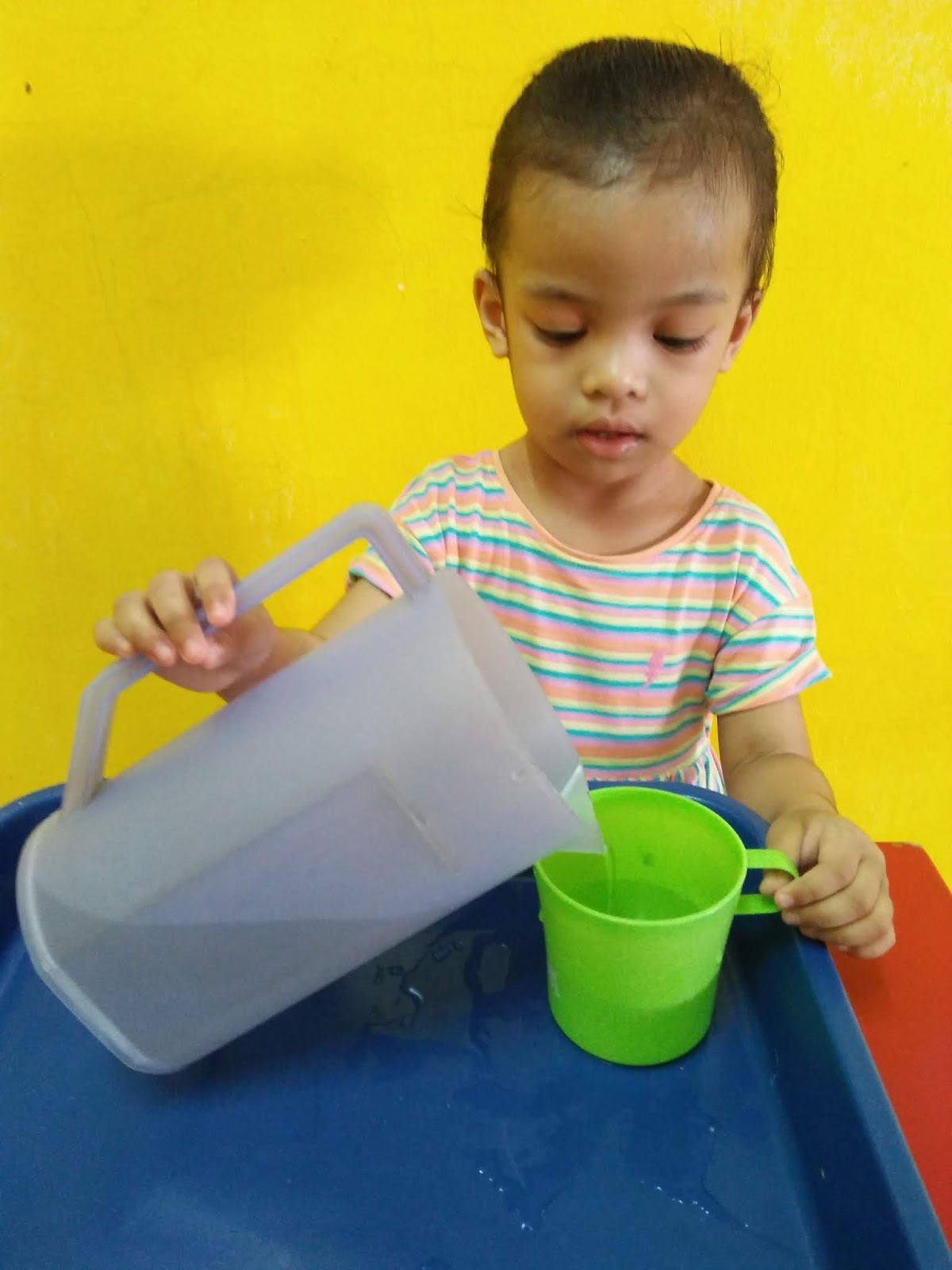 Taska Ummi Ida: Aktiviti 3 Tahun : Aktiviti Menuang Air Ke Dalam Cawan