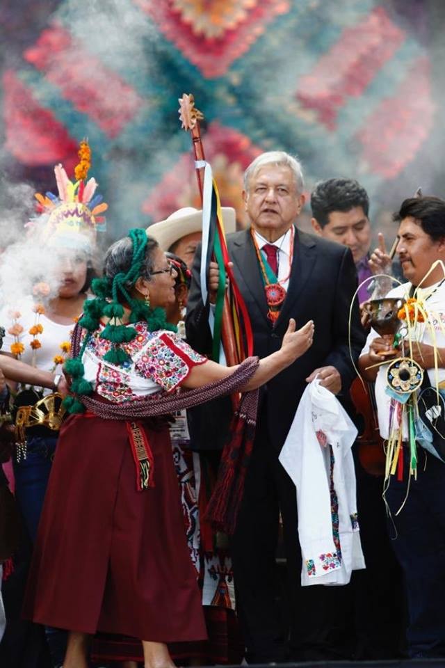 Recibe AMLO Bastón de Mando Indígena de Oaxaca - Vive Oaxaca