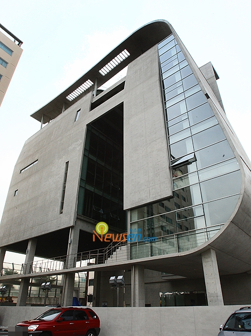 Princess Rosely: Isi Gedung YG Entertainment