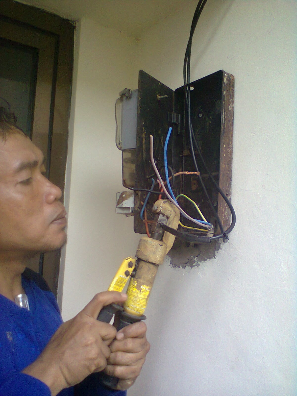 adamainten : PEMASANGAN BARU METER PLN DAN PEMINDAHAN TIANG DISTRIBUSI