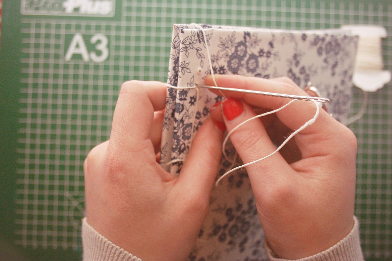 Coloresque: Tutorial: Japanese Stab Binding (DIY bookbinding)