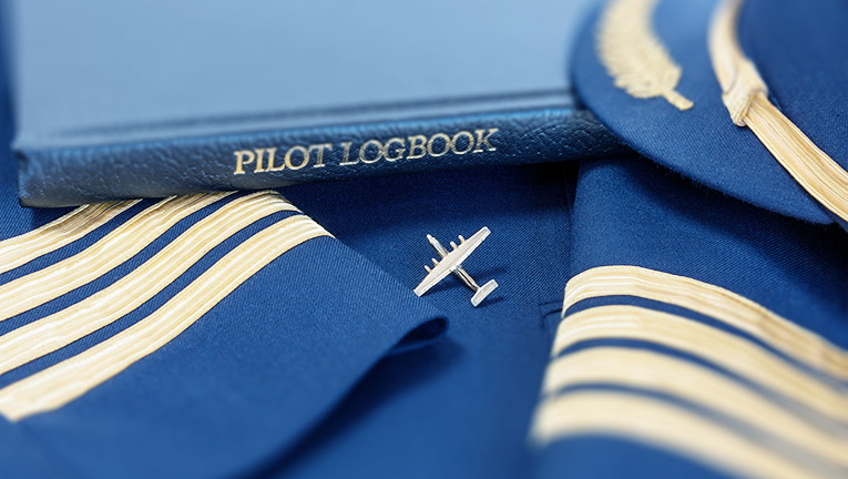 Rika the Pilot : WHAT DO THE BARS ON A PILOT'S UNIFORM MEAN?