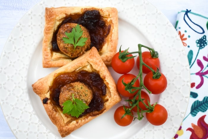 Mini Falafel Onion Pies - theveganlunchbox.co.uk