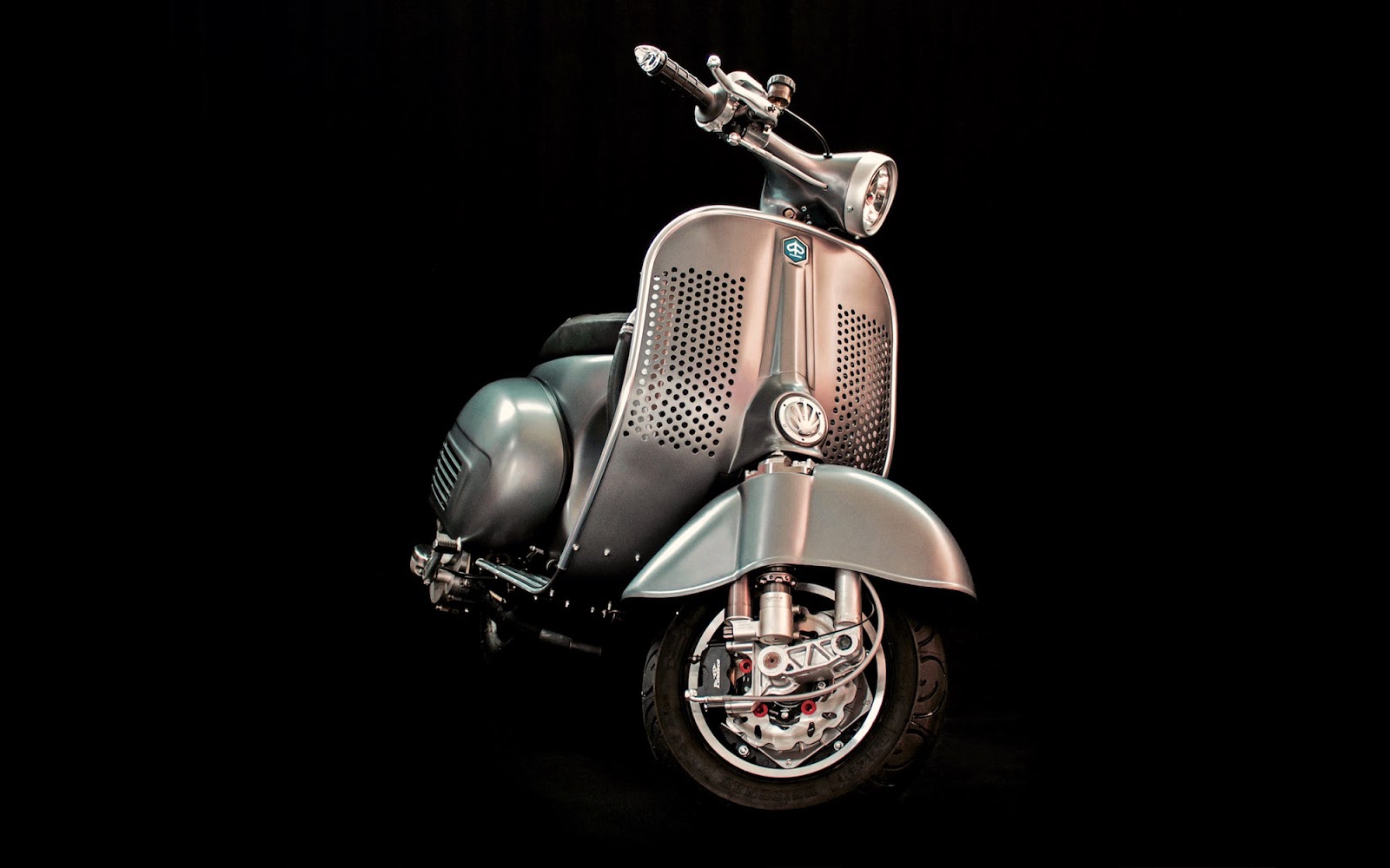 Liquid cooled bespoke Vespa - Inazuma café racer
