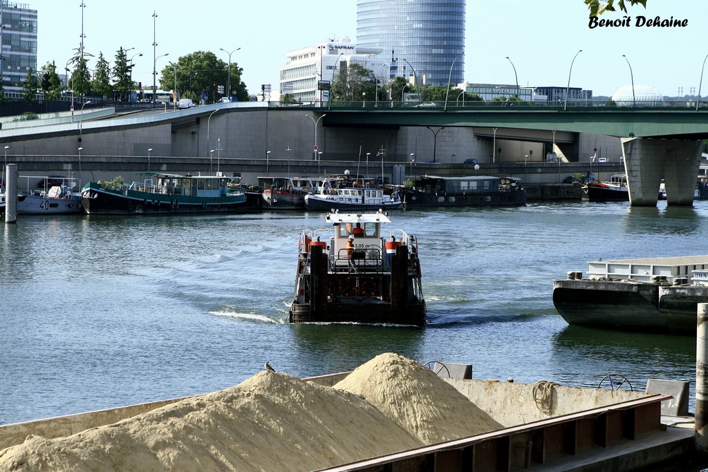 Début de la manœuvre d'approche d'une barge.