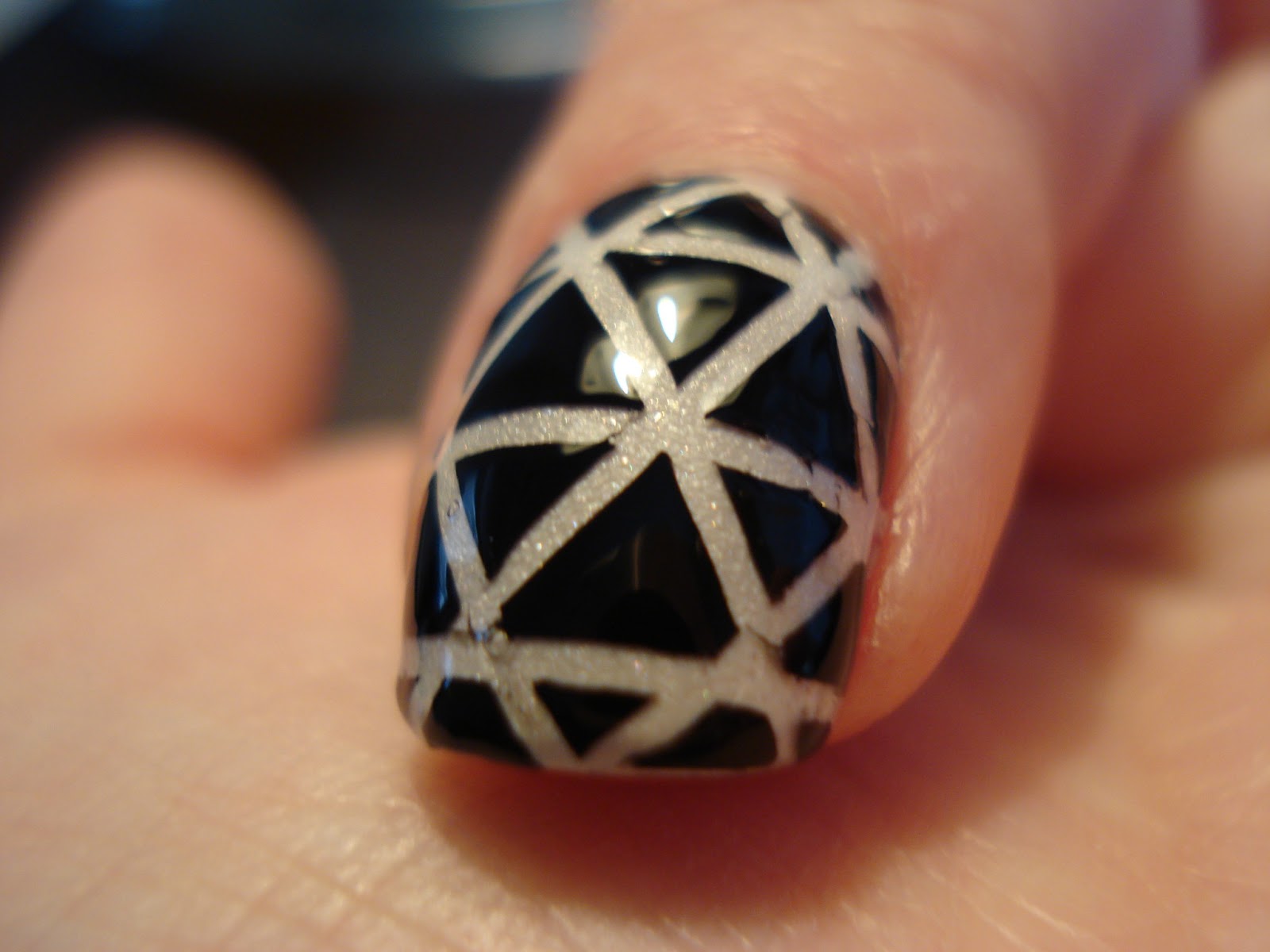 Little Miss Nailpolish: Tutorial for graphic triangle nail art