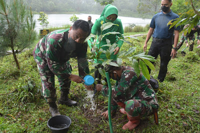 Pangdam III/Slw Dan Ketua Persit KCk PD III/Slw Tanam Pohon dan Tebar Ikan Nila Di Situ Cisanti