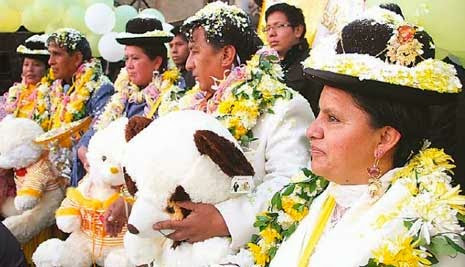 En alegre fiesta, el pepino pasa el preste 2015 a cholita paceña ...