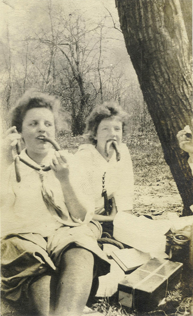 Funny Vintage Snapshots Show Naughty Girls Playing Together In The Past