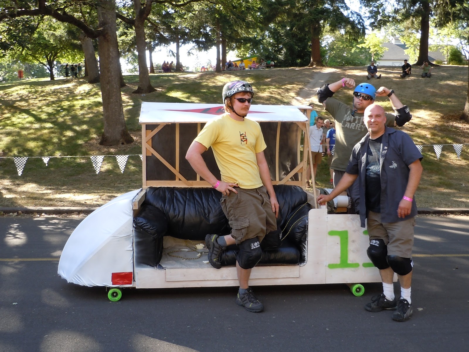 6 La La's: COUCH RACE