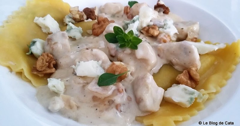 Blogul lui Cătă: Ravioli proaspete cu sos de branza roquefort si nuci