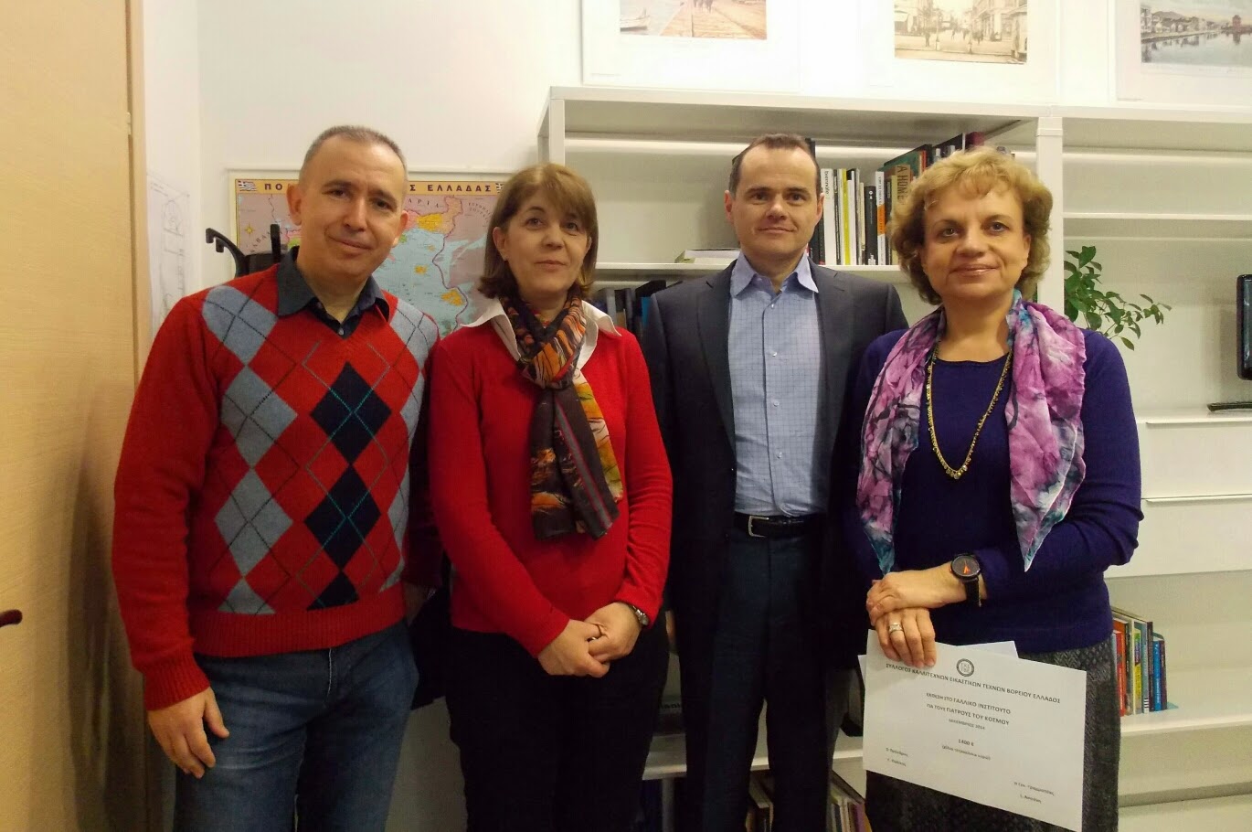 Το BLOG του ΣΚΕΤΒΕ: Παράδοση των κερδών της έκθεσής μας στους Γιατρούς ...