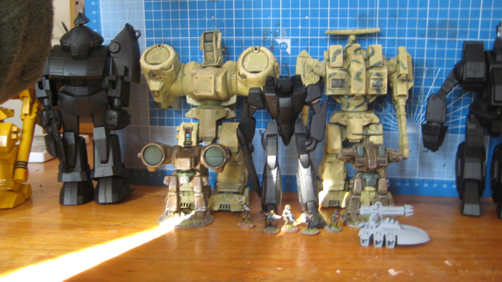Stealthy chinwag: More big mechs