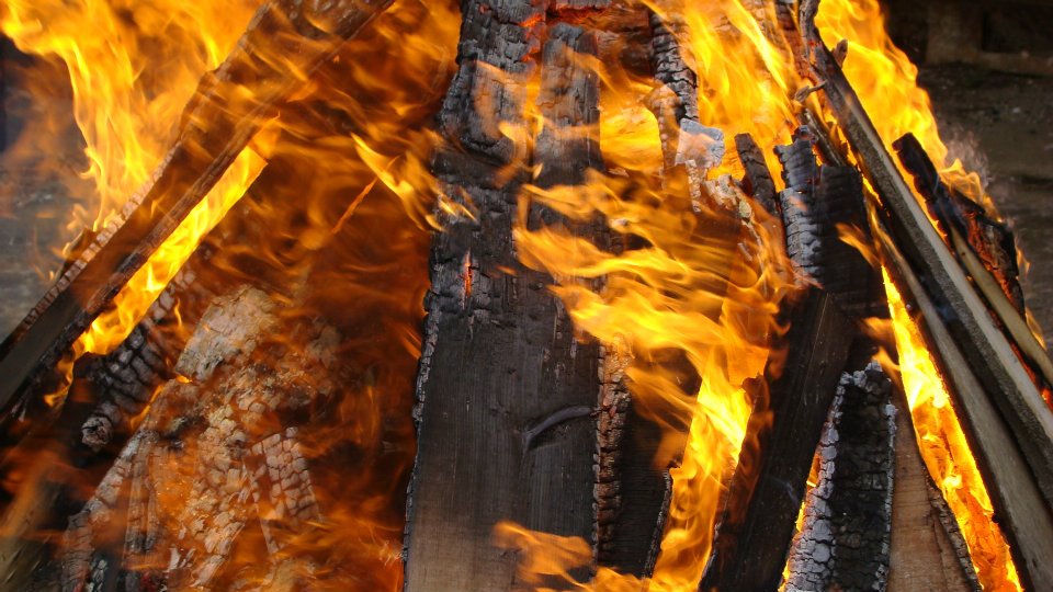 CornwallCeramicsandGlassGroup: Jane Gibson - Paper Kiln Firing