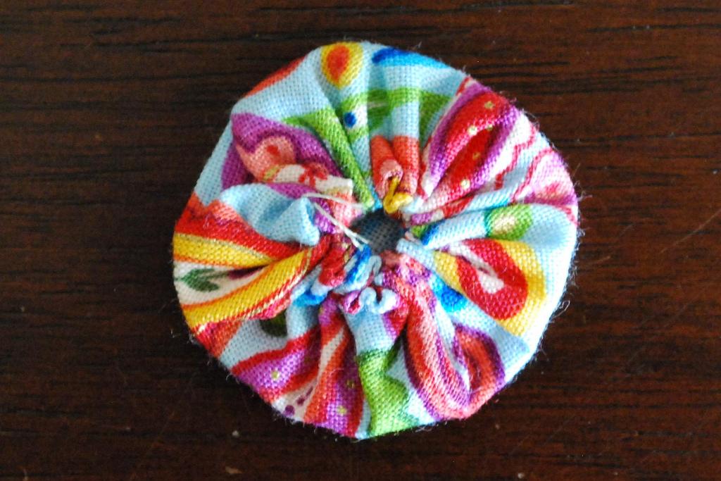 Kanga Creative: Easy peasy fabric yoyo tutorial