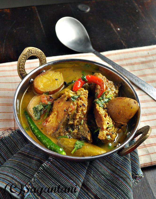 Alu Patol die Macher Patla Jhol (Light fish curry with potato and ...