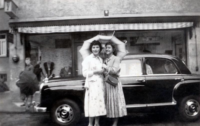33 Vintage Photos of Women Posing With Their Mercedes-Benz Automobiles ...