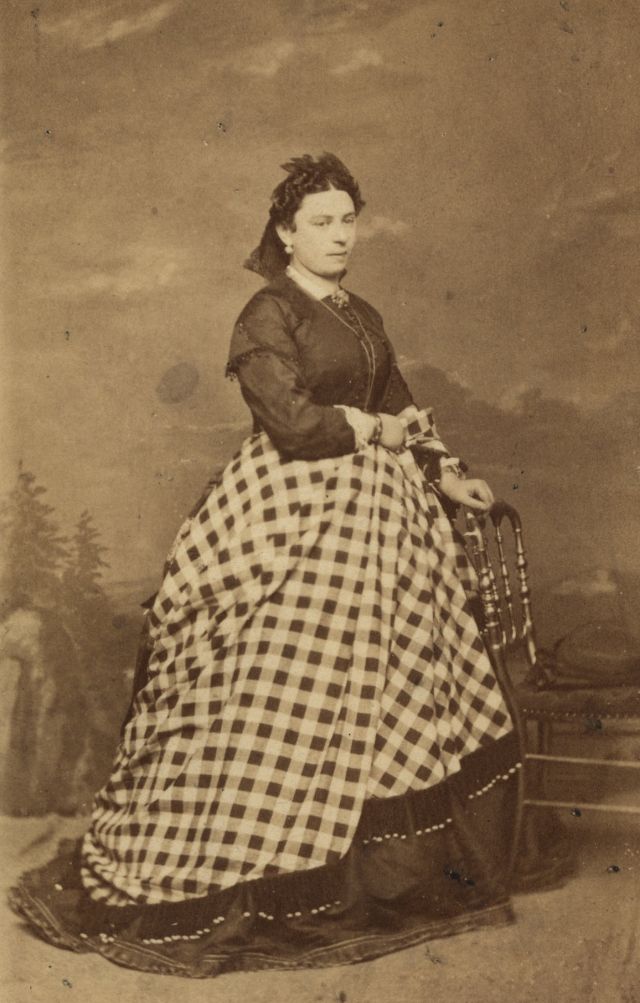 45 Amazing Photos Capture Victorian People Posing With Painted ...