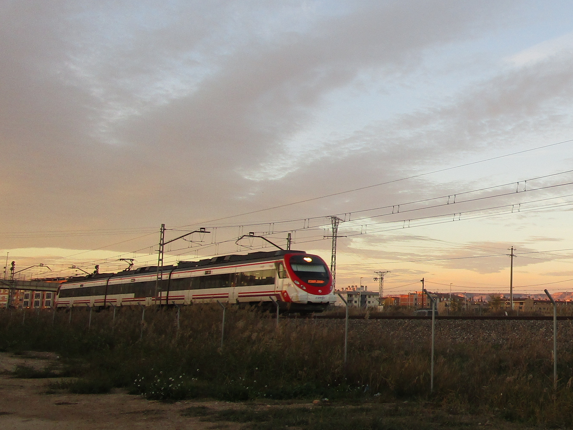 Unos cuantos trenes: FOTOGRAFÍA --- Civia al atardecer