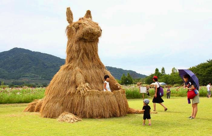 Mail2Day: Interesting Sculptures Made of Straw (14 pics)