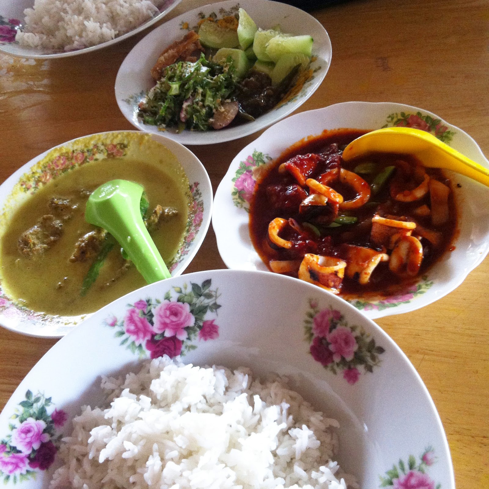 Ini Cerita Jalan dan Makan !!: JJCM : Watie Corner Kedai tepi Kubur