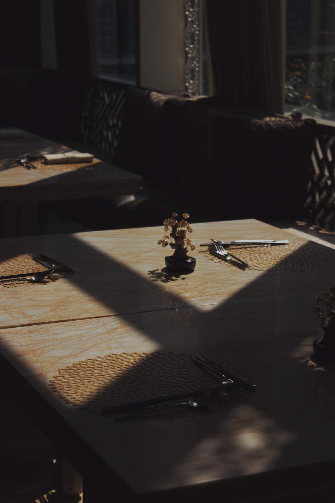 TABLE8 - HOTEL MULIA, SENAYAN