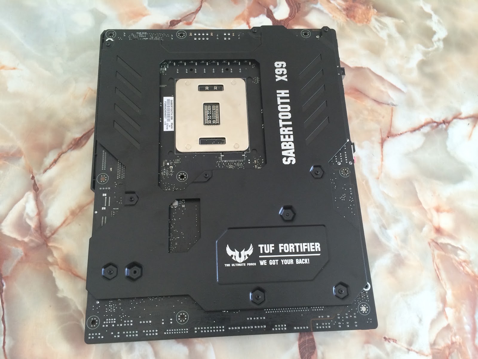 Unboxing & Review: ASUS Sabertooth X99