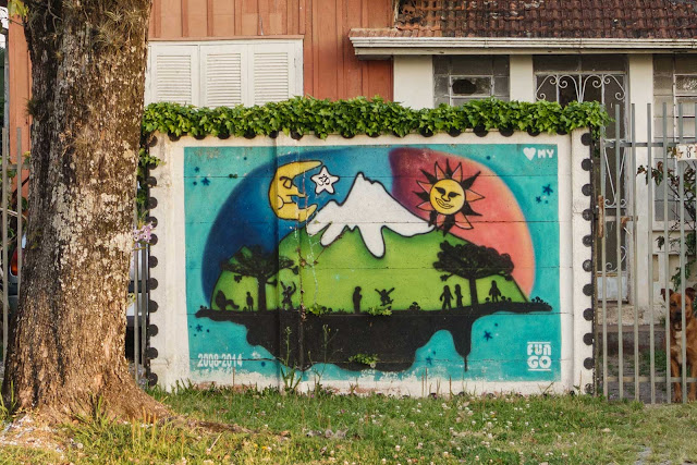 Fotografando Curitiba: Uma casa de madeira com grafite no muro